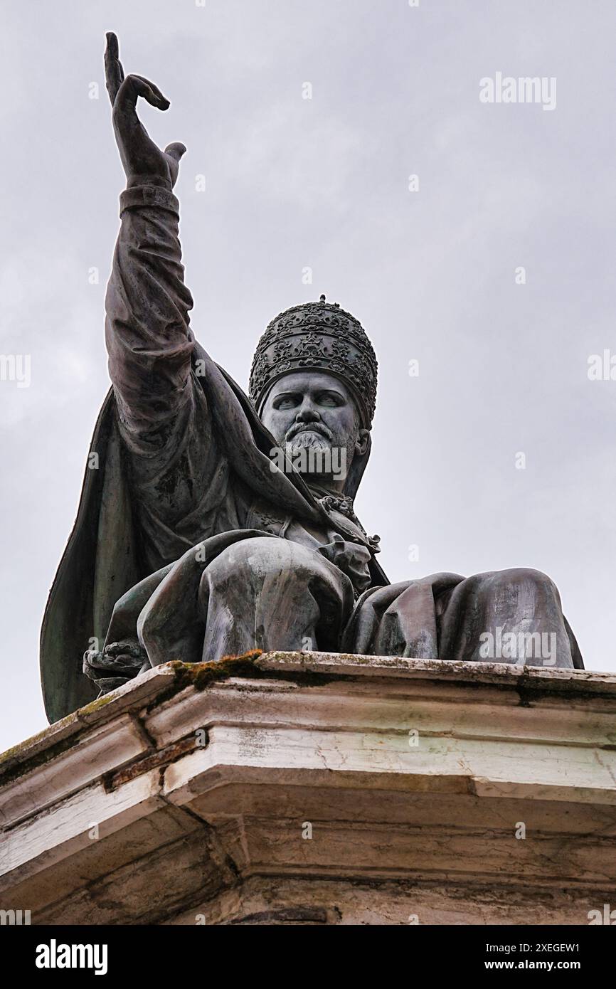 Piazza Cavour in Rimini, statue of Pope Paul V, 17th century Stock ...