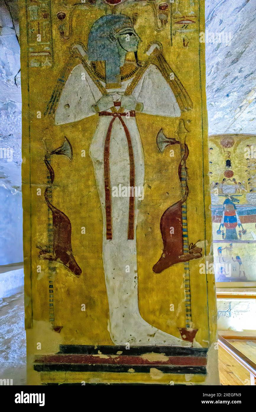 Egyptian ceremonial headgear hi-res stock photography and images - Alamy