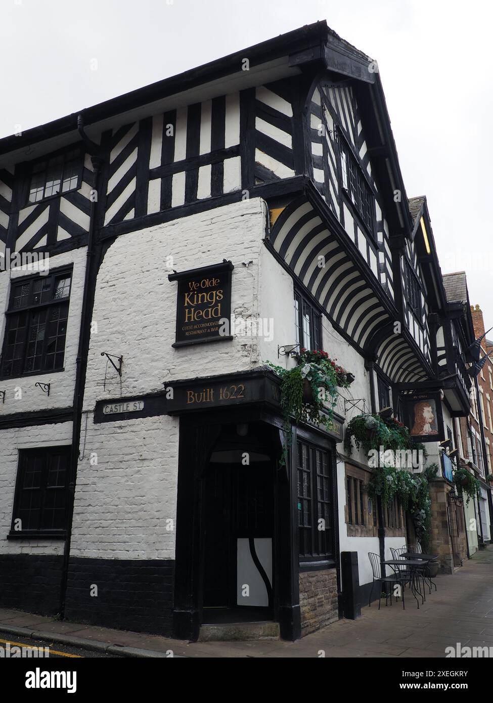 Ye olde kings head built in 1622, outside view of the pub on lower ...