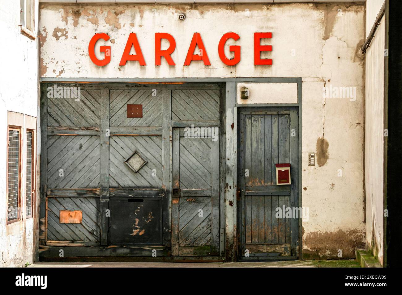Old run down garage hi-res stock photography and images - Alamy