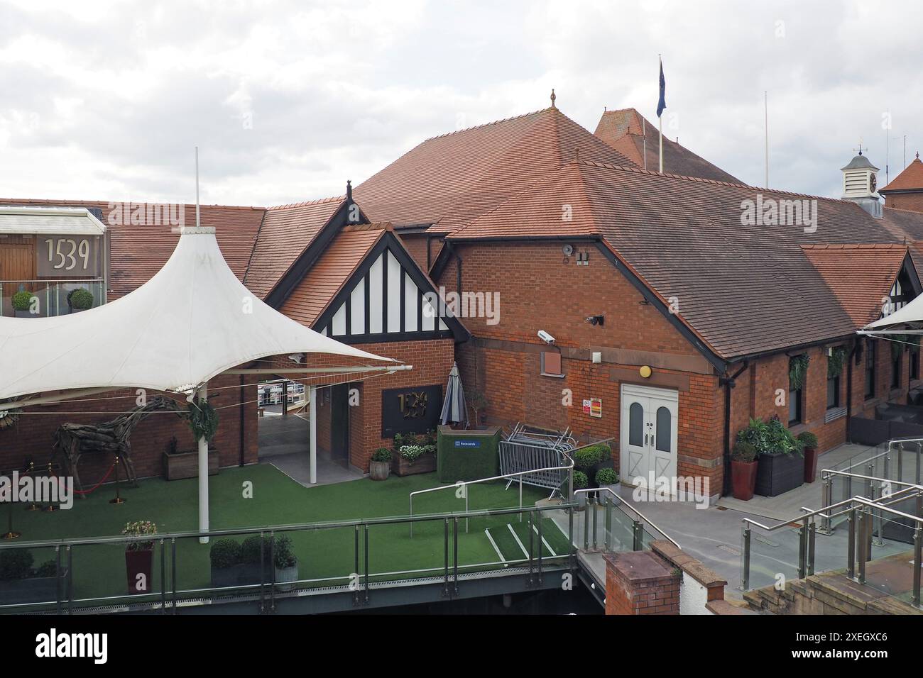 General view the stand at chester racecourse hi-res stock photography ...
