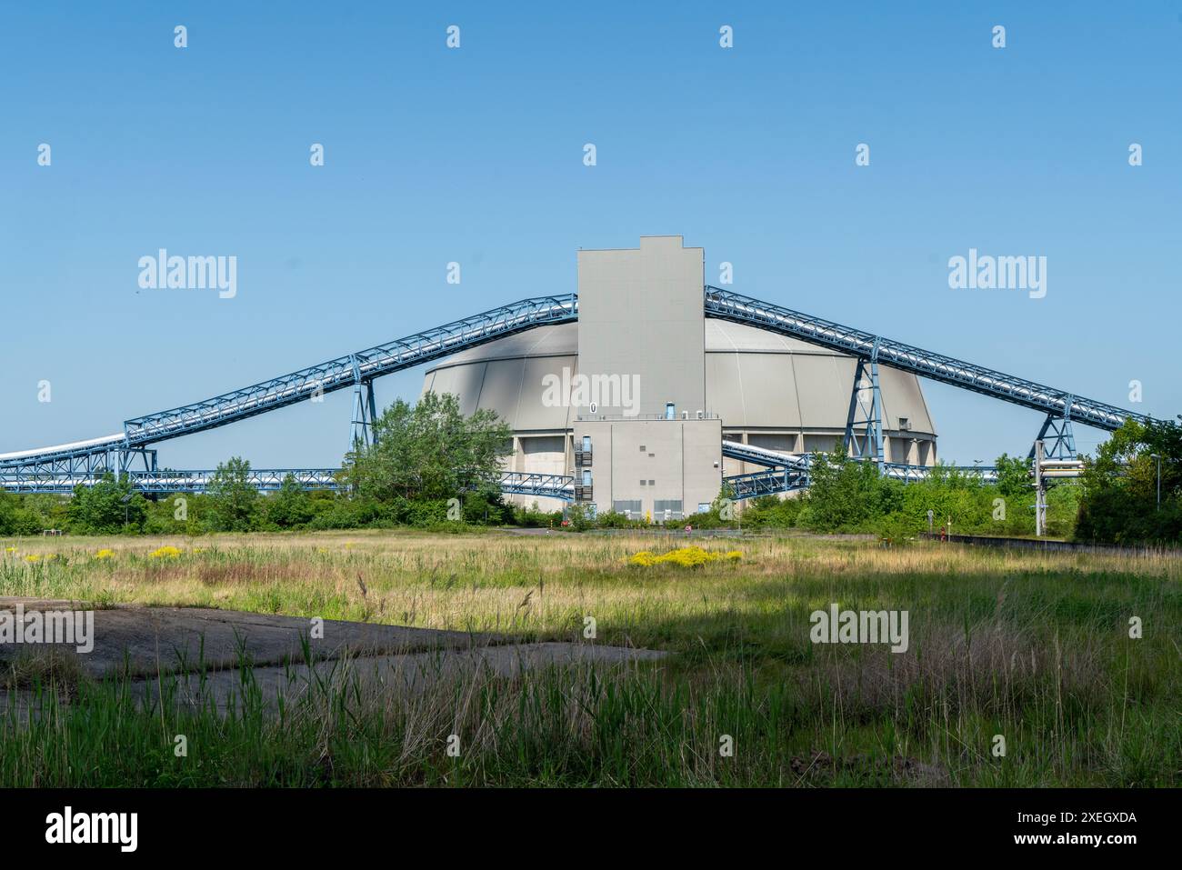 Coal storage in a coal-fired power plant Stock Photo - Alamy