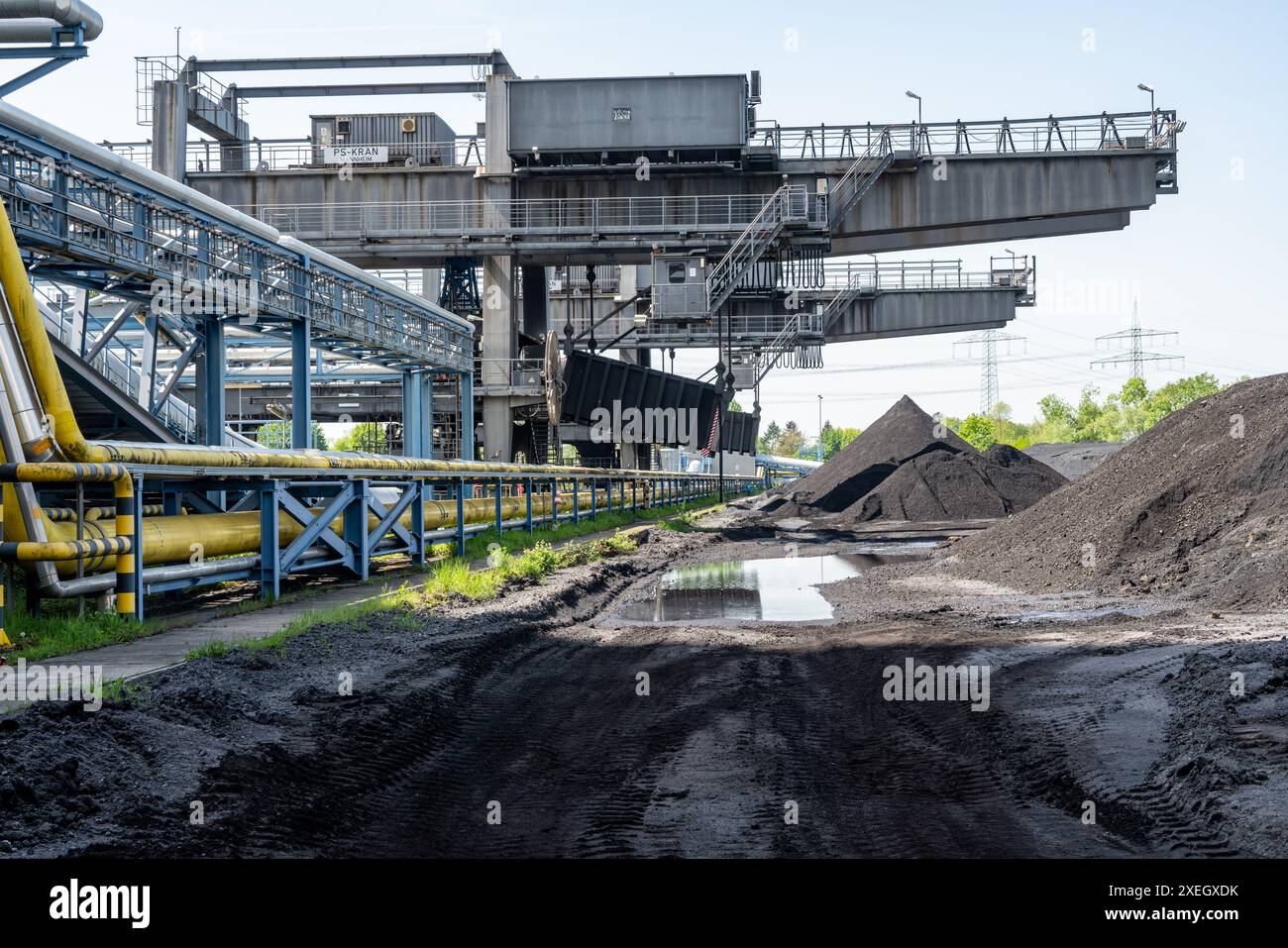 Coal storage in a coal-fired power plant Stock Photo - Alamy