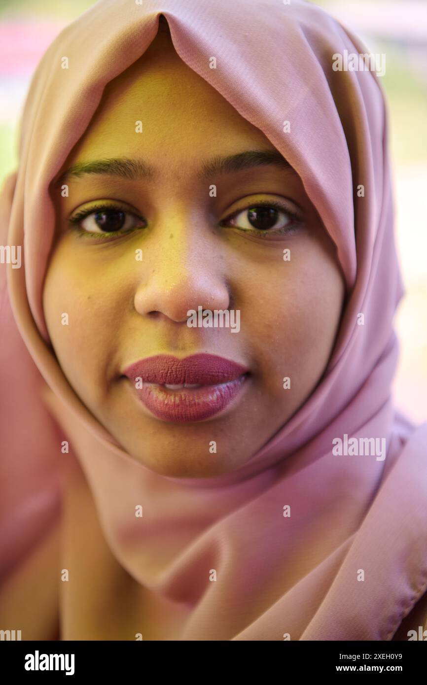 Hijabi woman hi-res stock photography and images - Alamy