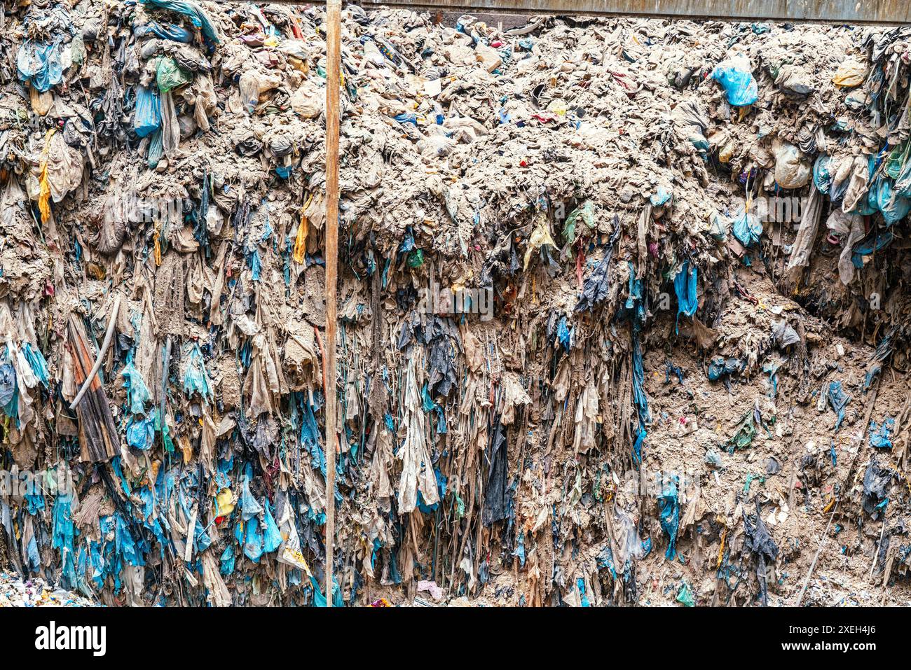Waste bunker in a waste-to-energy plant Stock Photo - Alamy