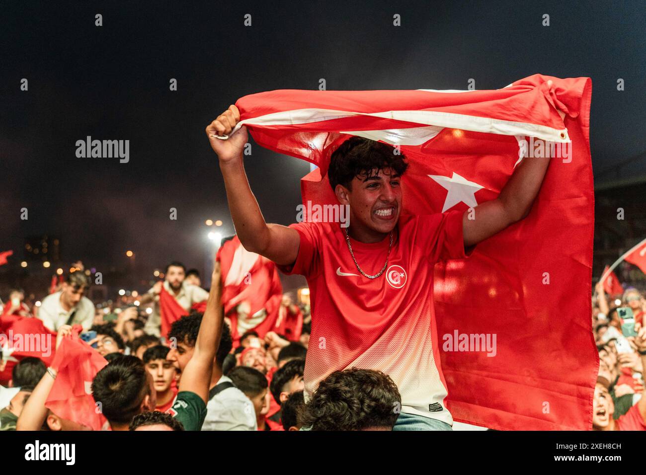 Tuerkische Fan feiern den Achtelfinaleinzug, Turkish Fan celebrating ...