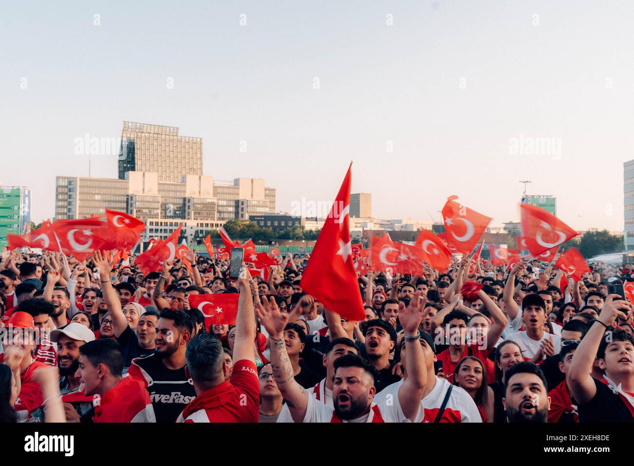 Tuerkische Fans feuern ihre Mannschaft an, turkish Fans with flags, GER ...