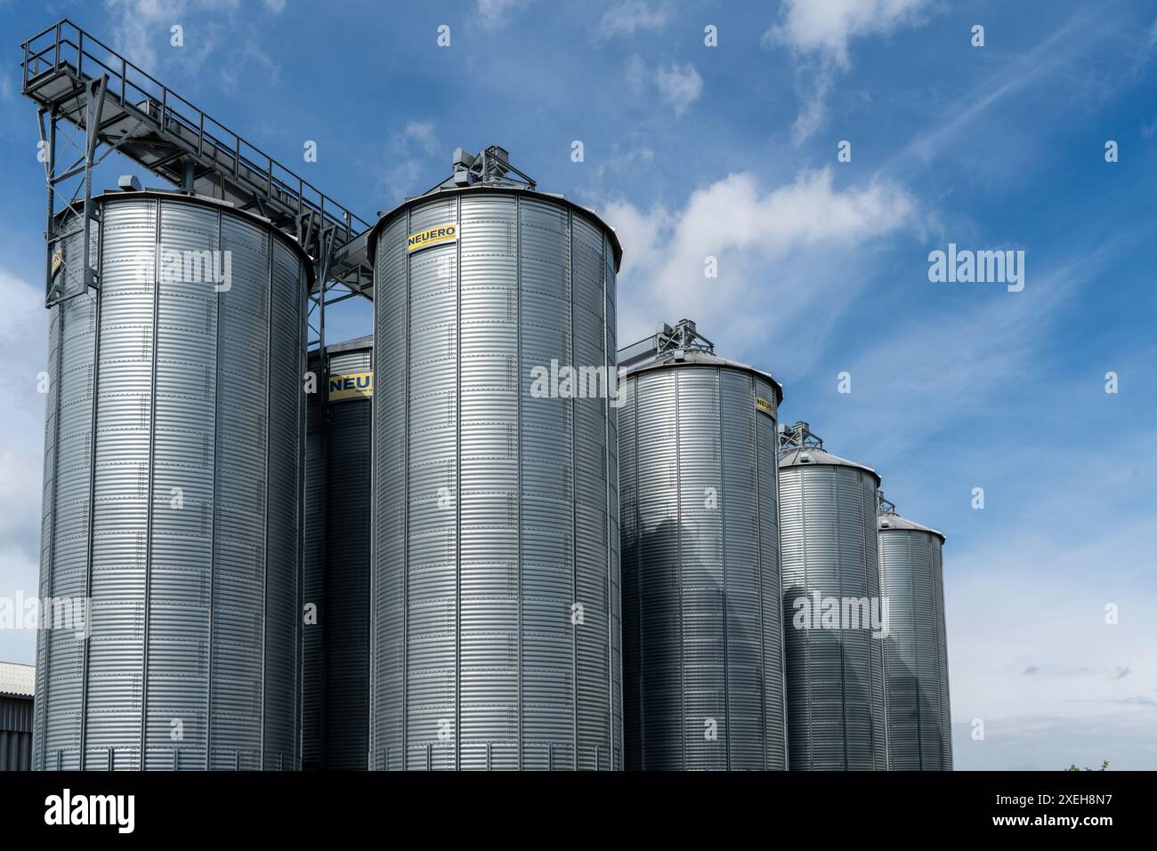 Silos in a large-scale agricultural operation Stock Photo - Alamy