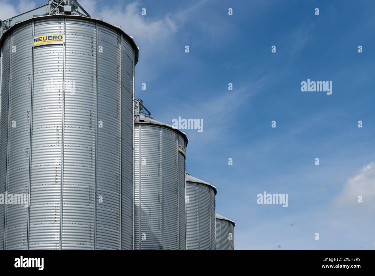 Silos in a large-scale agricultural operation Stock Photo - Alamy