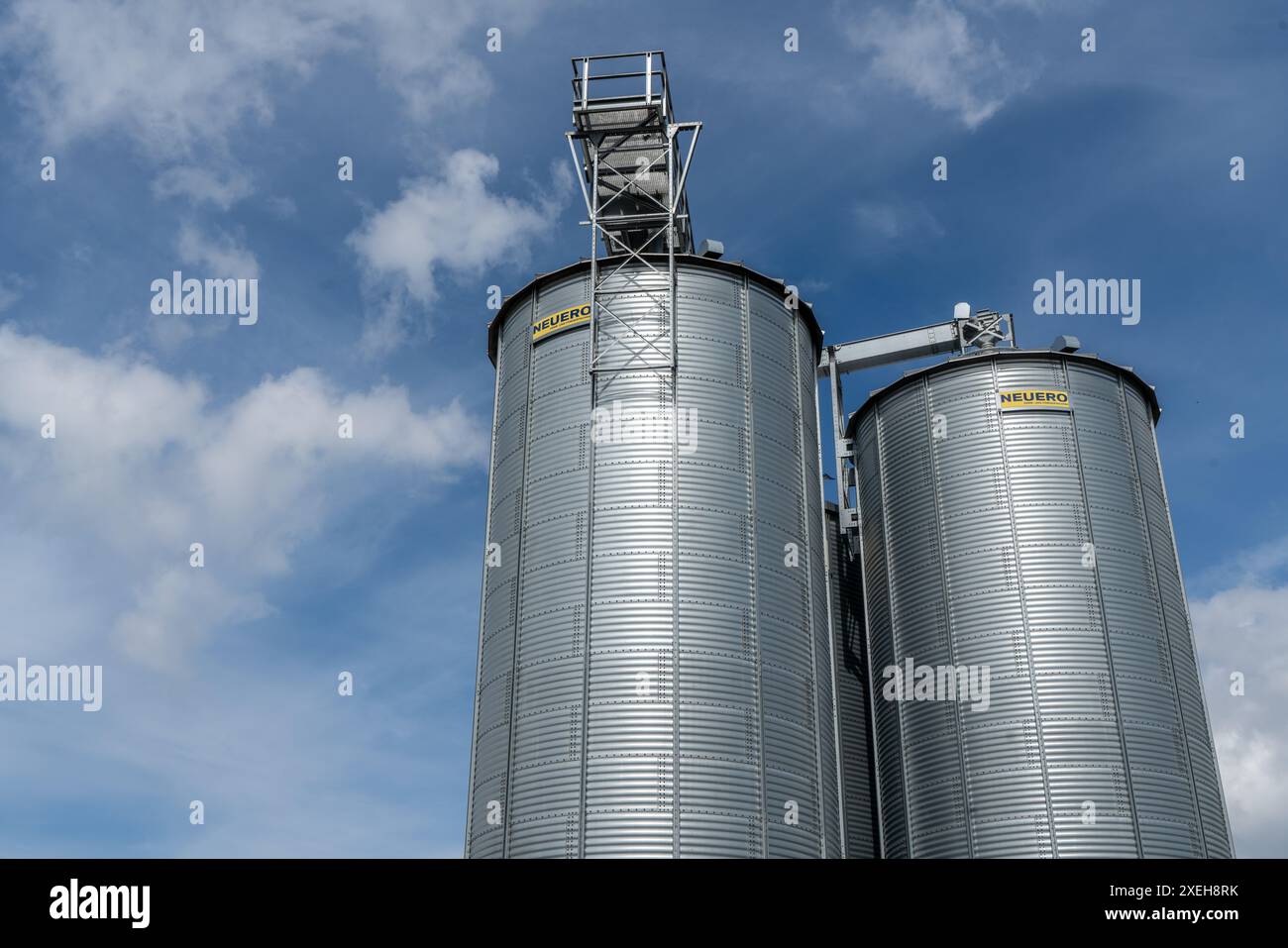Silos in a large-scale agricultural operation Stock Photo - Alamy