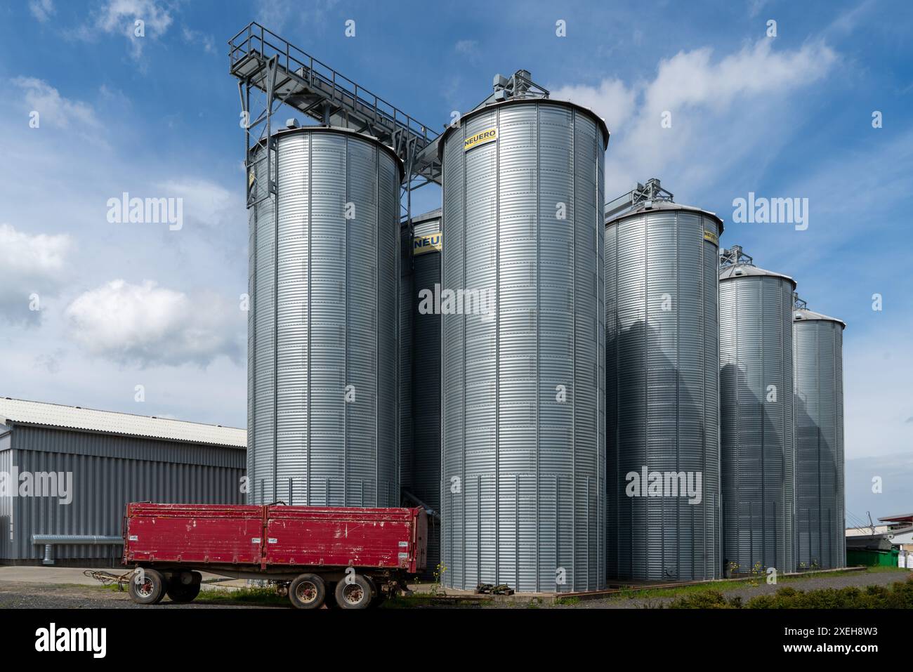 Silos in a large-scale agricultural operation Stock Photo - Alamy