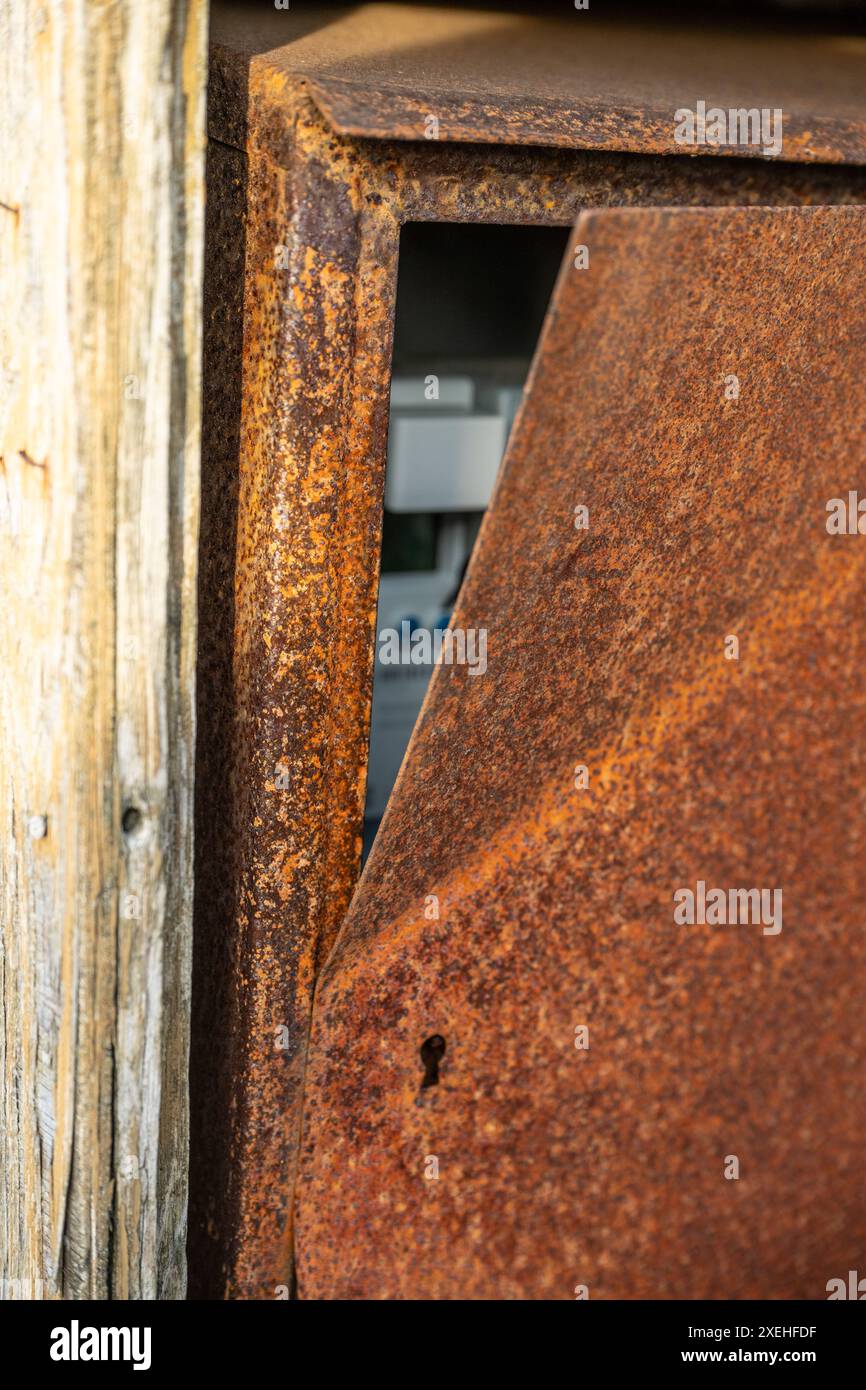 Bent lid hi-res stock photography and images - Alamy