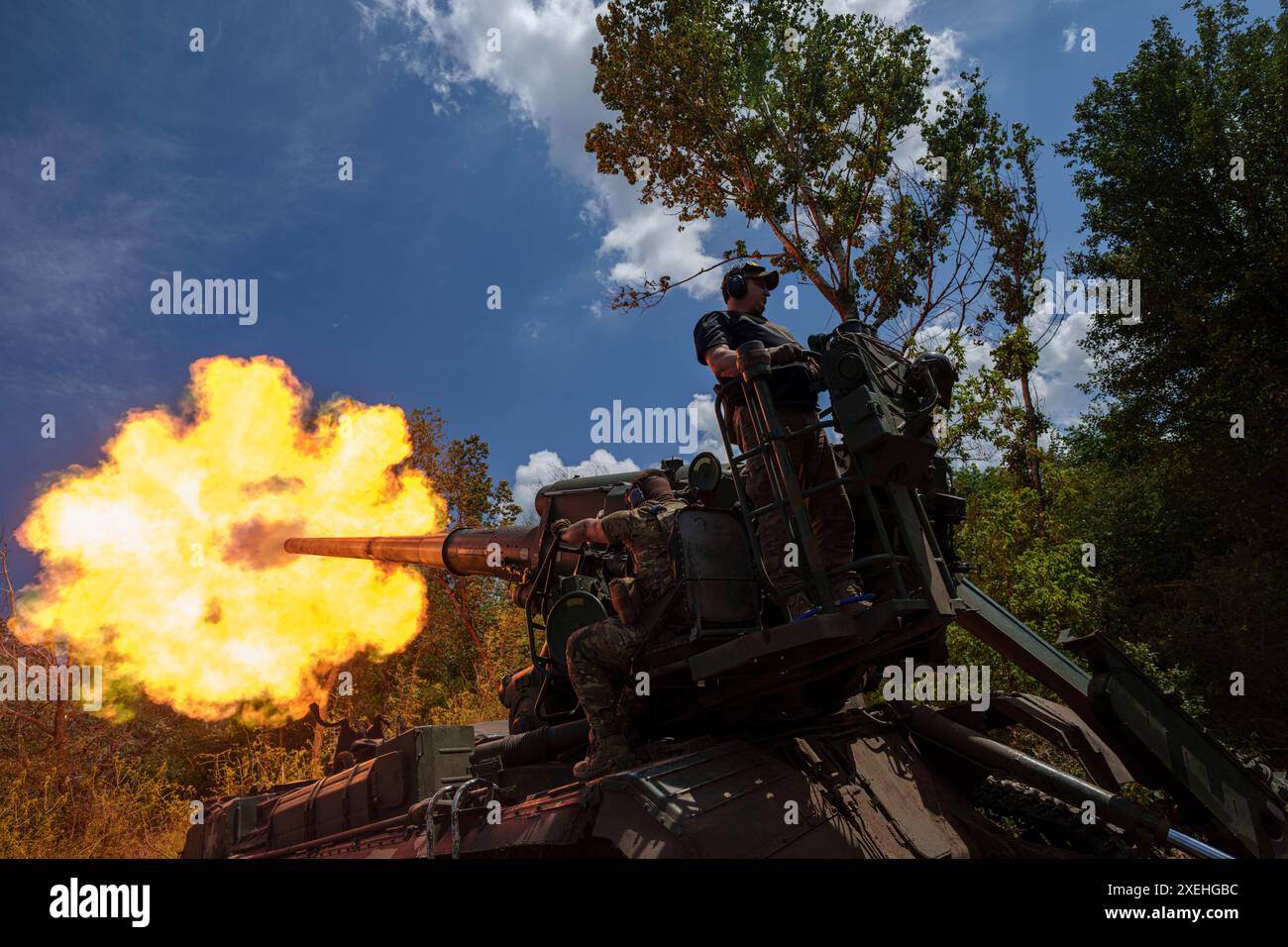 Ukrainian soldiers, of 43rd artillery brigade, fire by 2s7 self ...