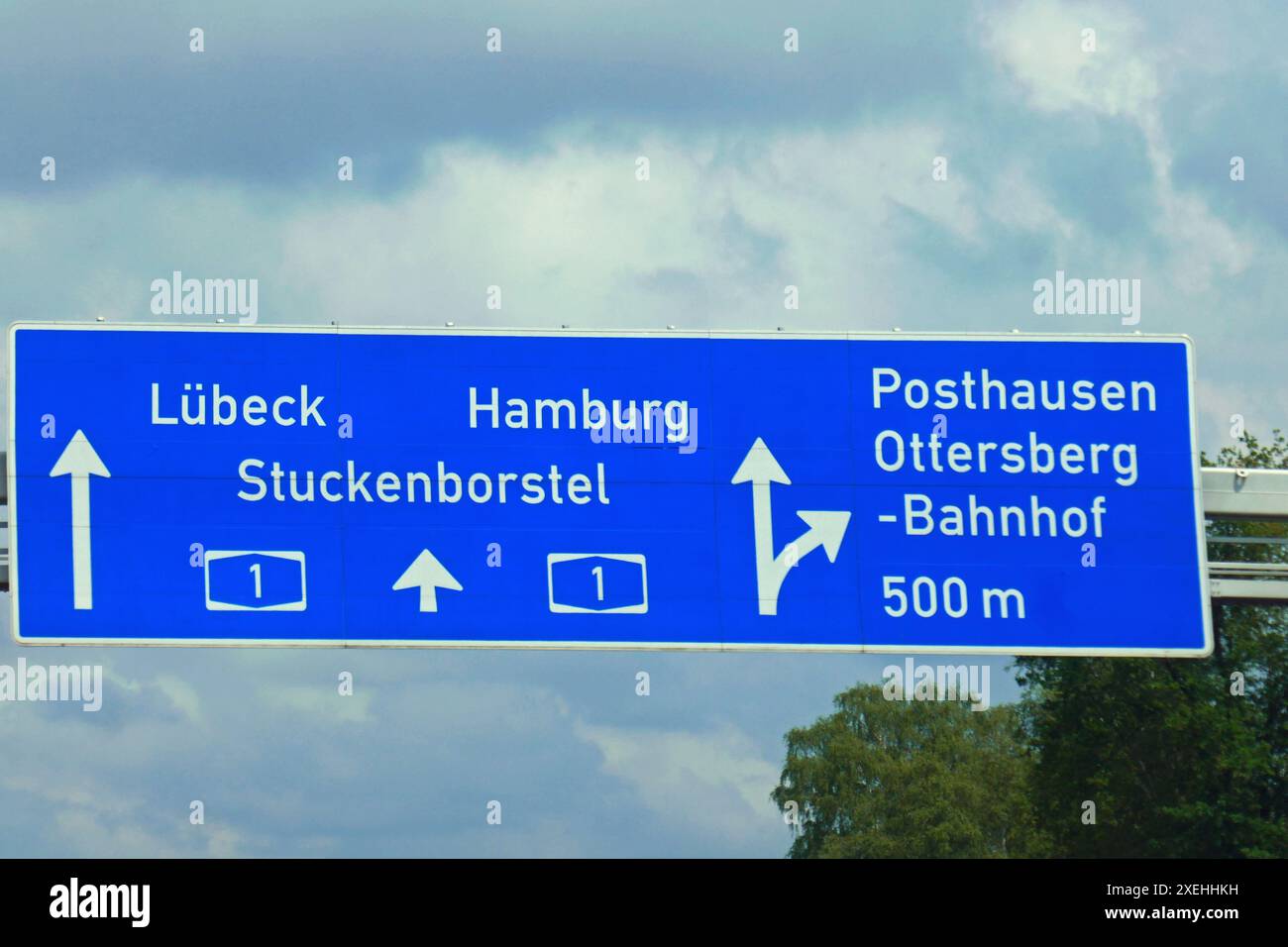 Schild autobahnausfahrt ottersberg bahnhof hi-res stock photography and ...