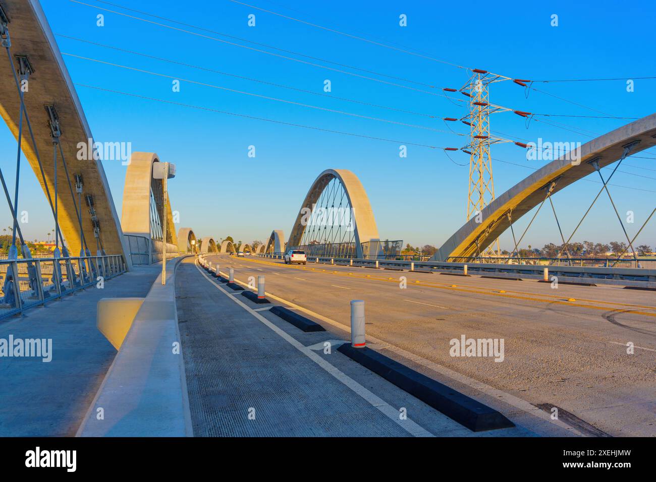 Arch under drive hi-res stock photography and images - Alamy