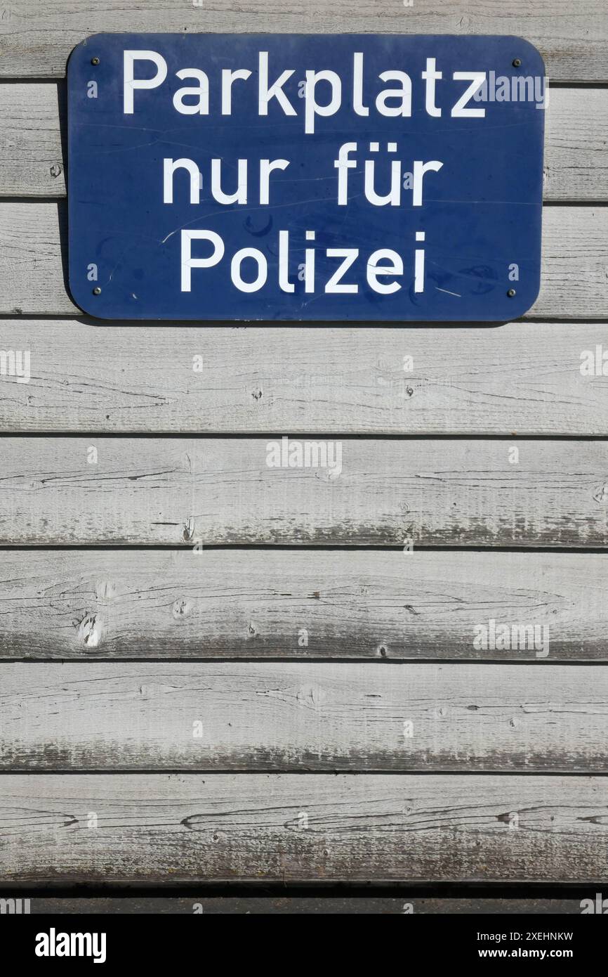 Police parking only sign hi-res stock photography and images - Alamy