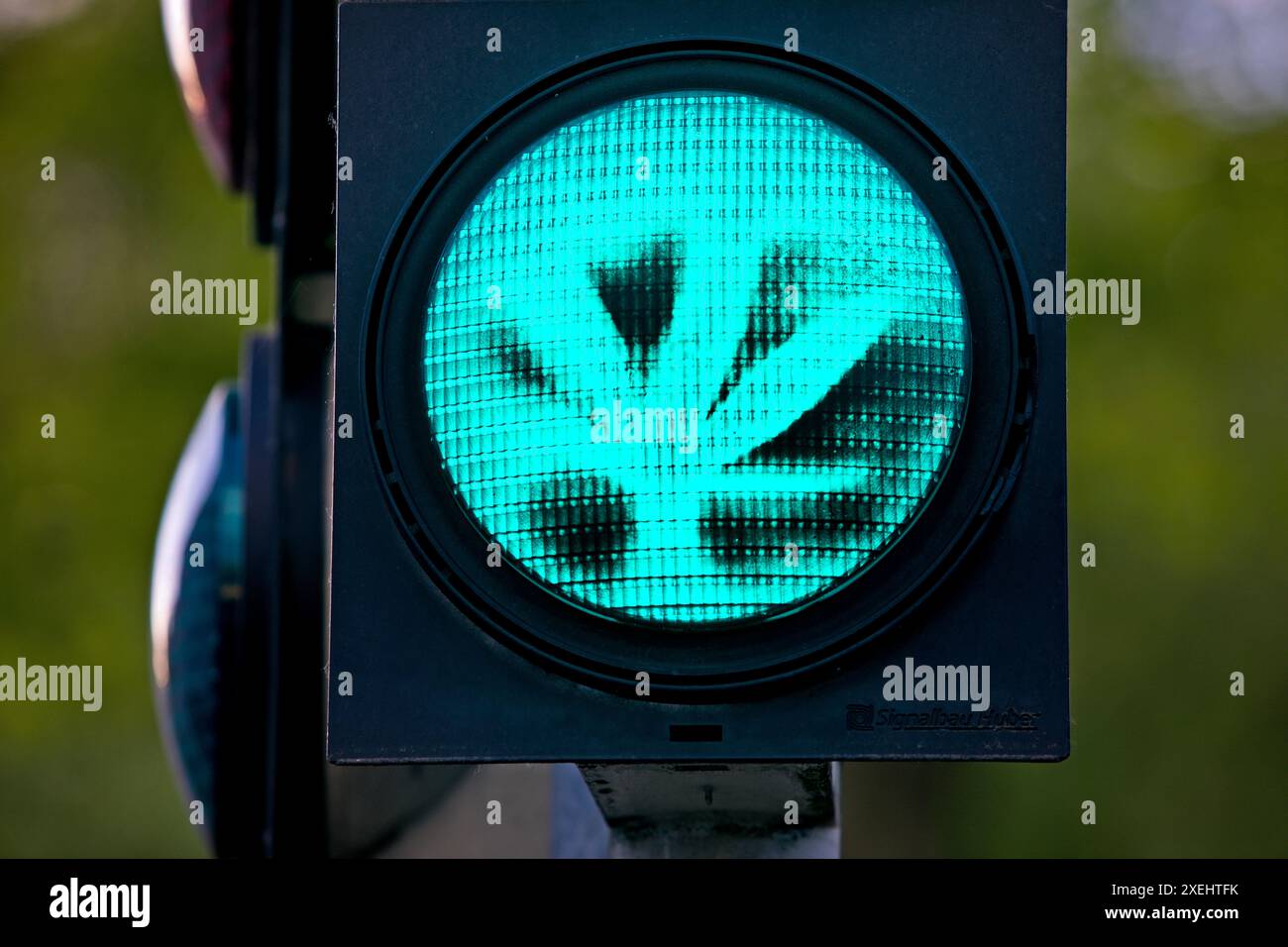 Gruene Ampel mit einem Blatt von Hanf, Legalisierung, Cannabisgesetz ...