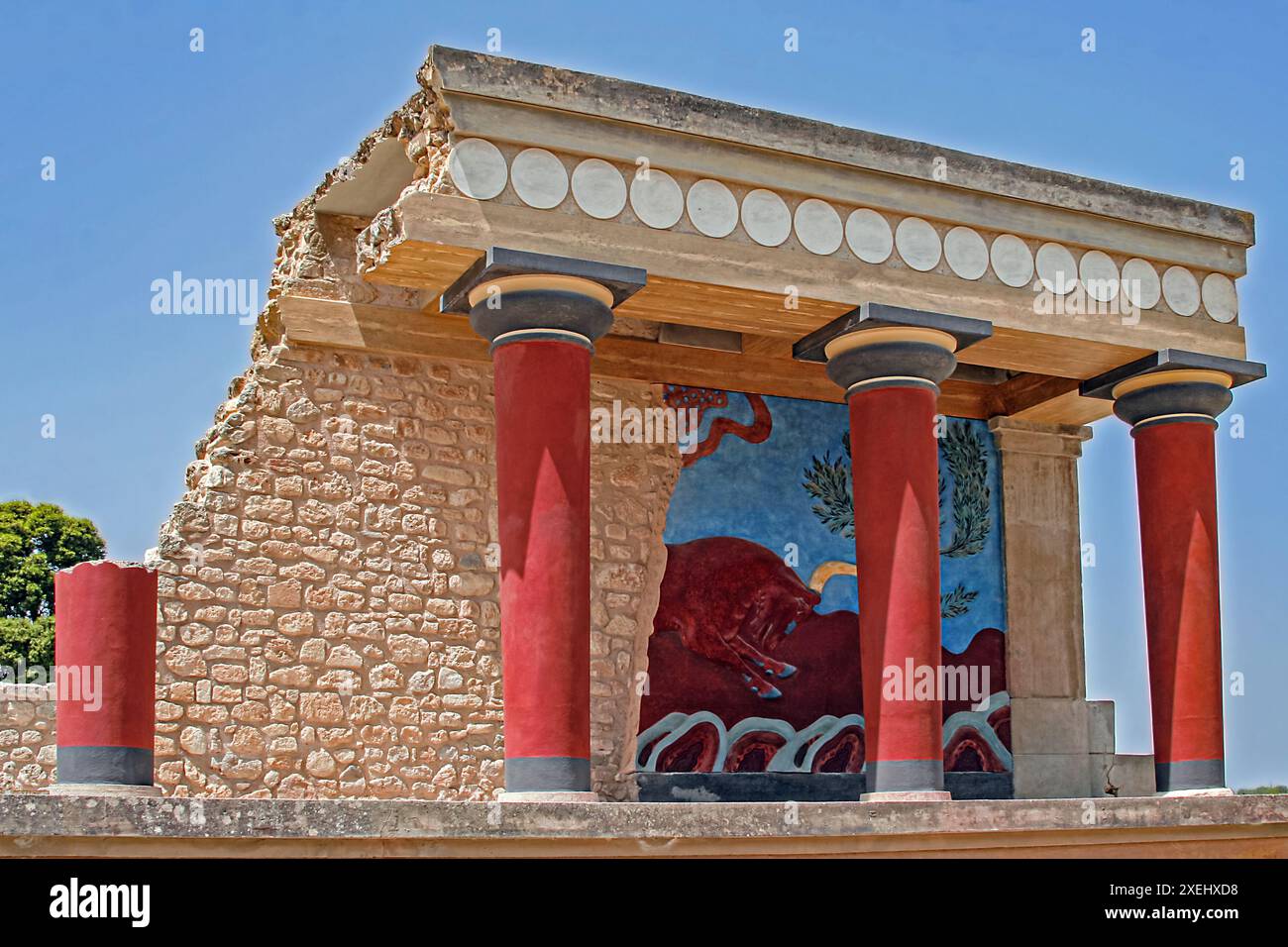 Mural with bull in the palace of Knossos Stock Photo - Alamy