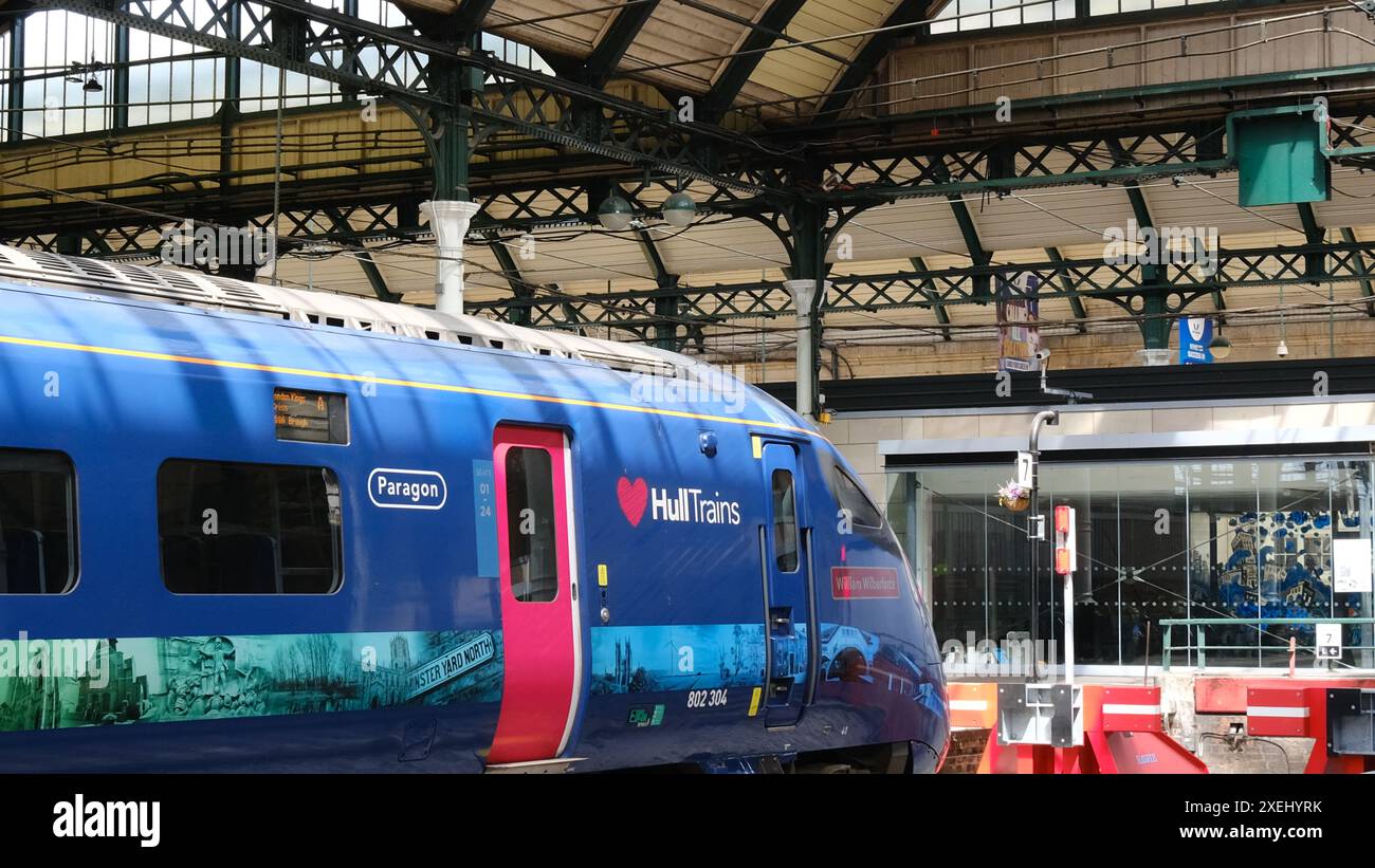 Hull Paragon Railway station, train with Hull logos, East Yorkshire ...