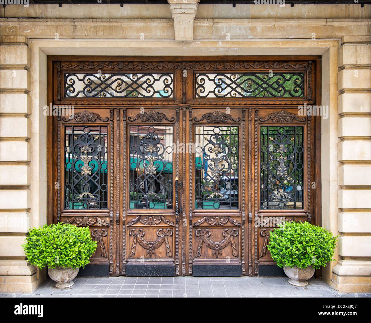 Pair of french doors hi-res stock photography and images - Alamy