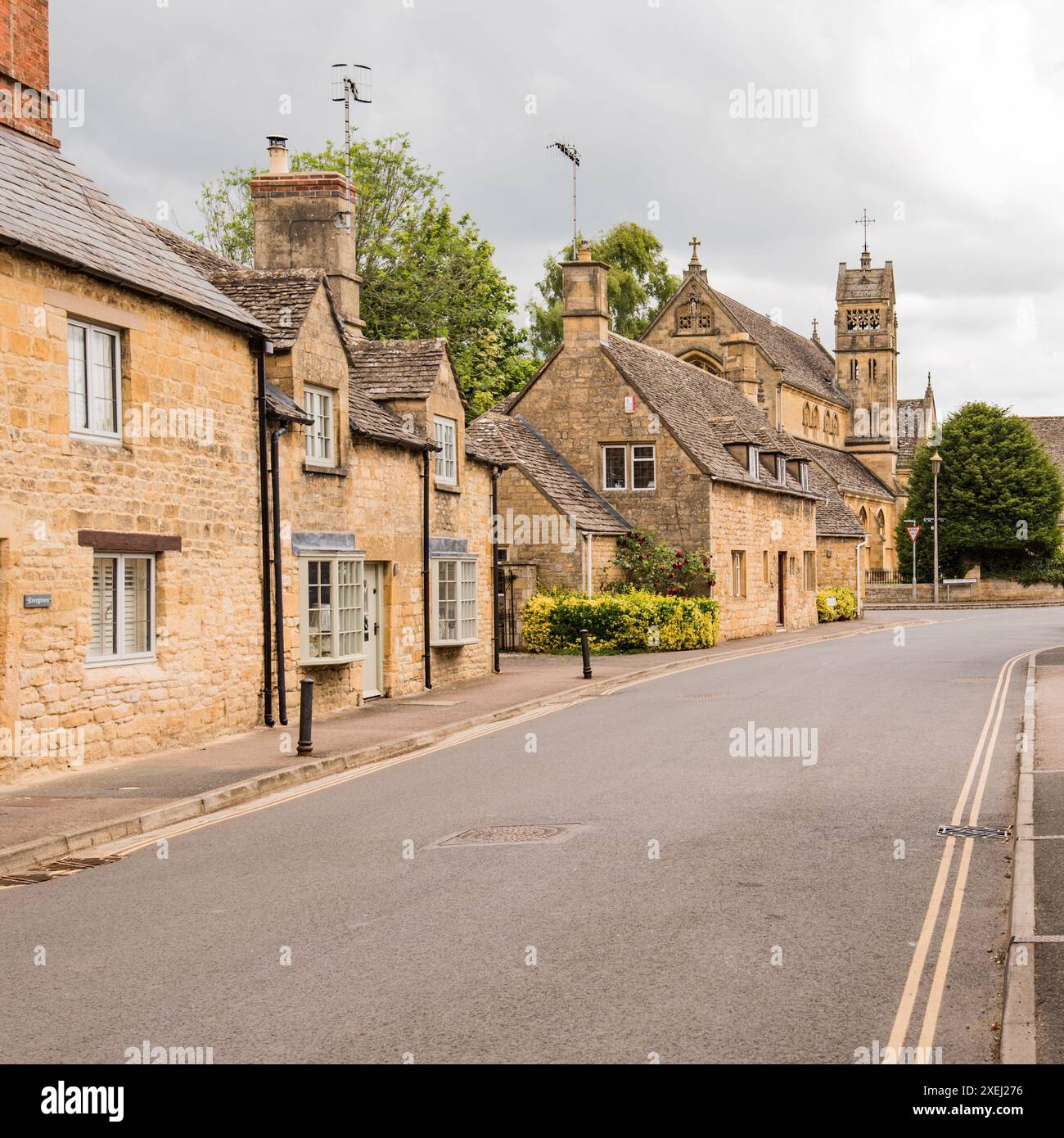 Cottages in the pretty Cotswold village of Chipping Campden Stock Photo ...