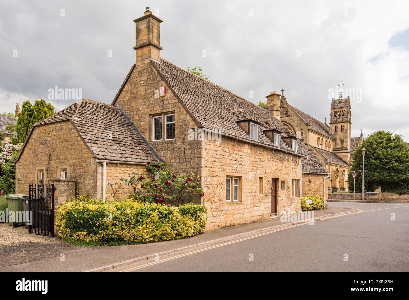 Cottages in the pretty Cotswold village of Chipping Campden Stock Photo ...