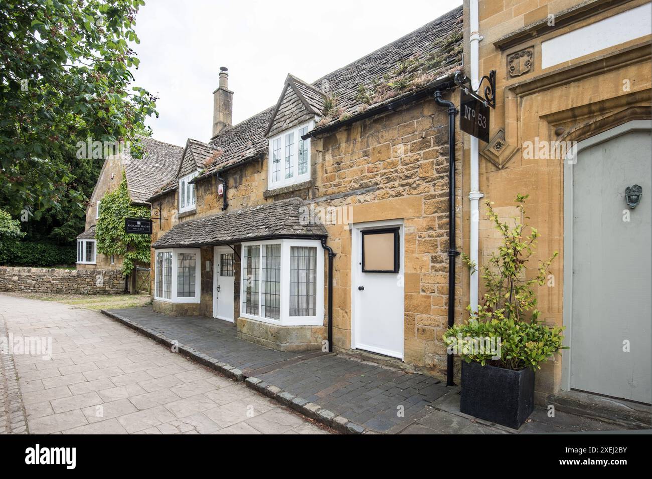 Cottages in the pretty Cotswold village of Chipping Campden Stock Photo ...