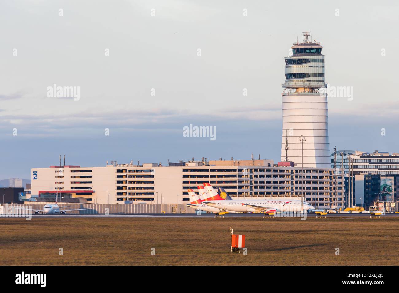 Airport vienna schwechat hi-res stock photography and images - Alamy