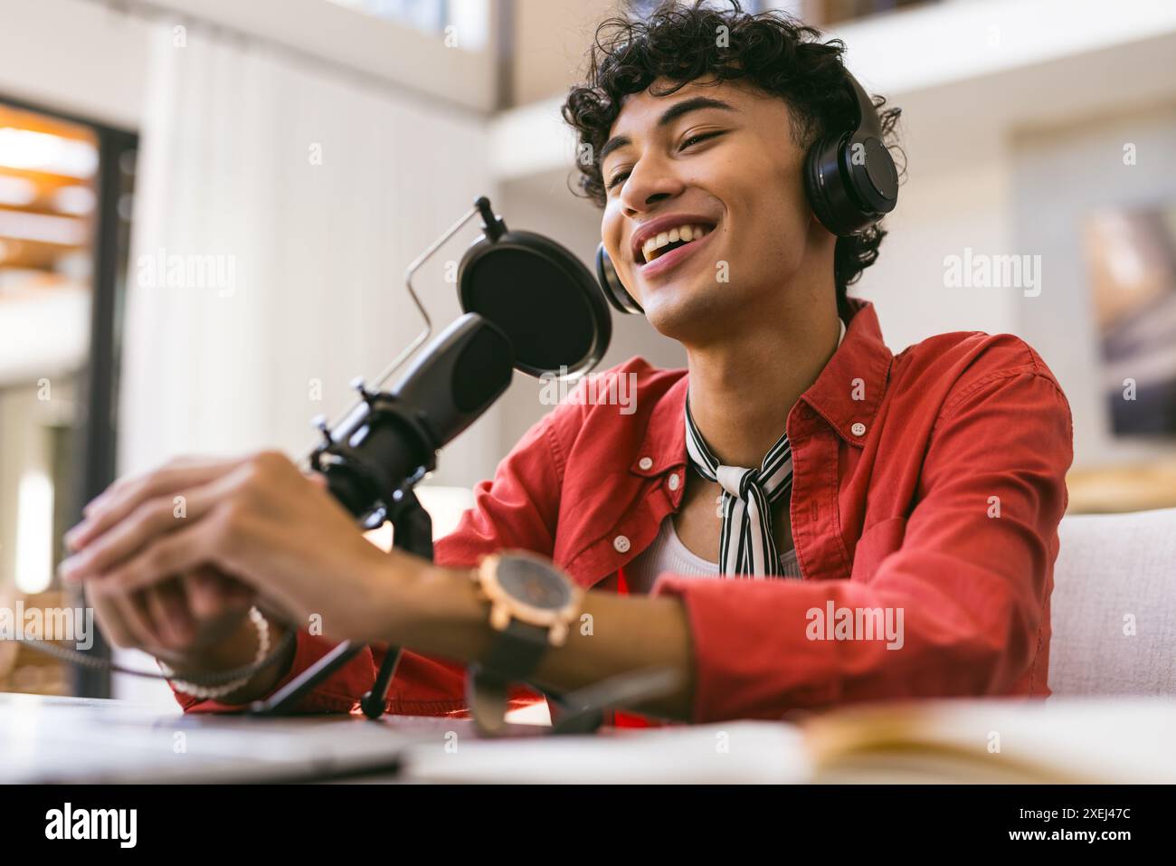 Boy speaking mic hi-res stock photography and images - Alamy