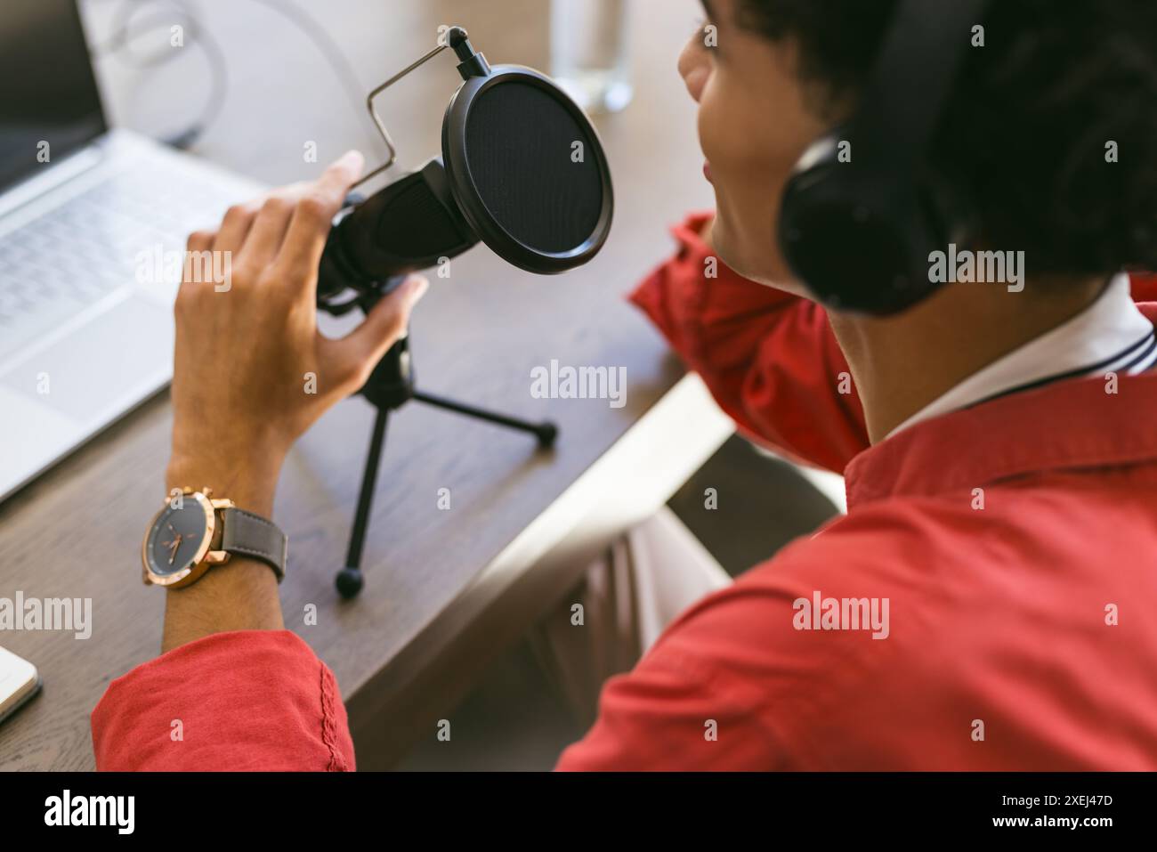 Man with recording device hi-res stock photography and images - Alamy
