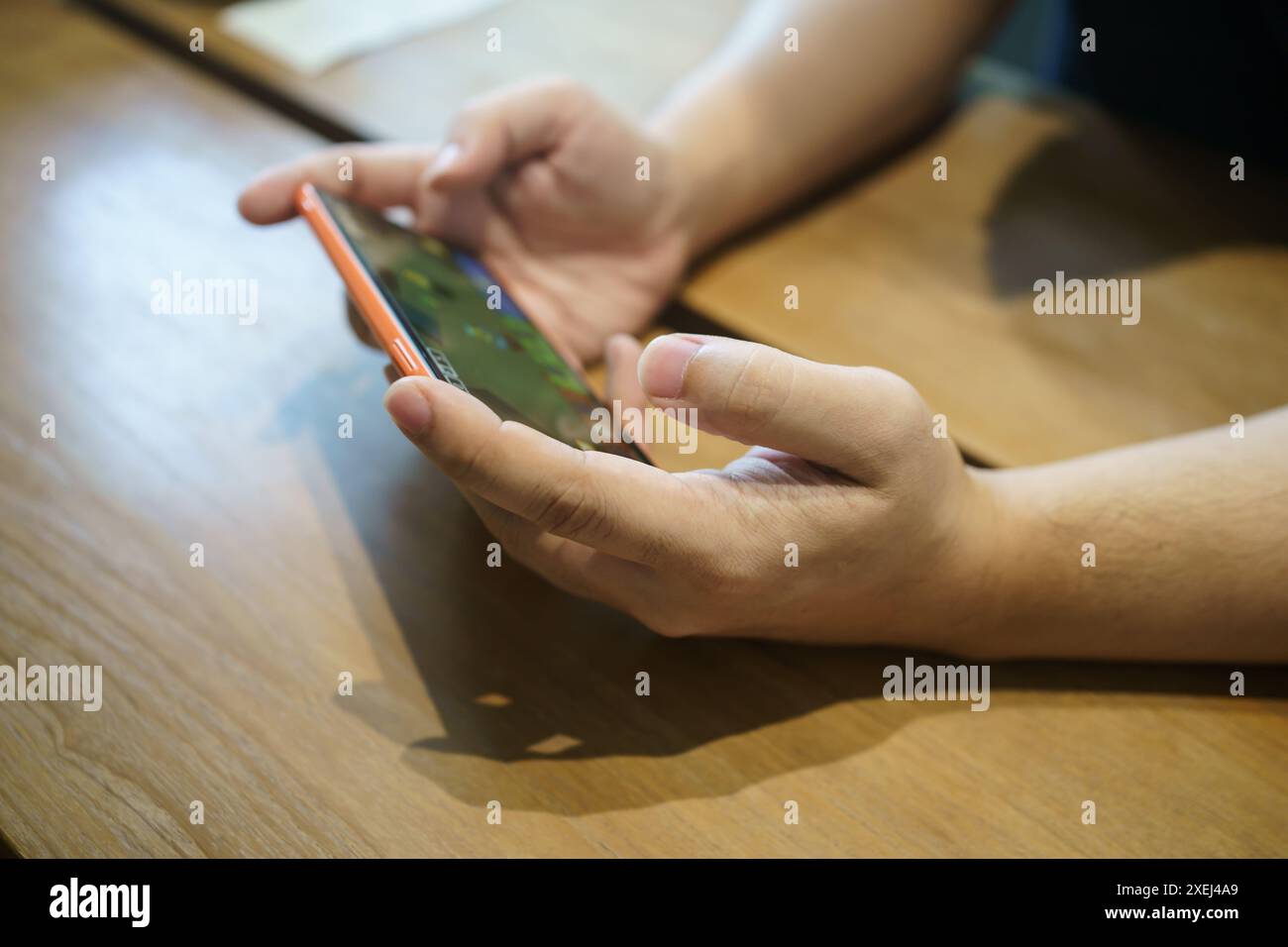 Phone game hand hi-res stock photography and images - Alamy