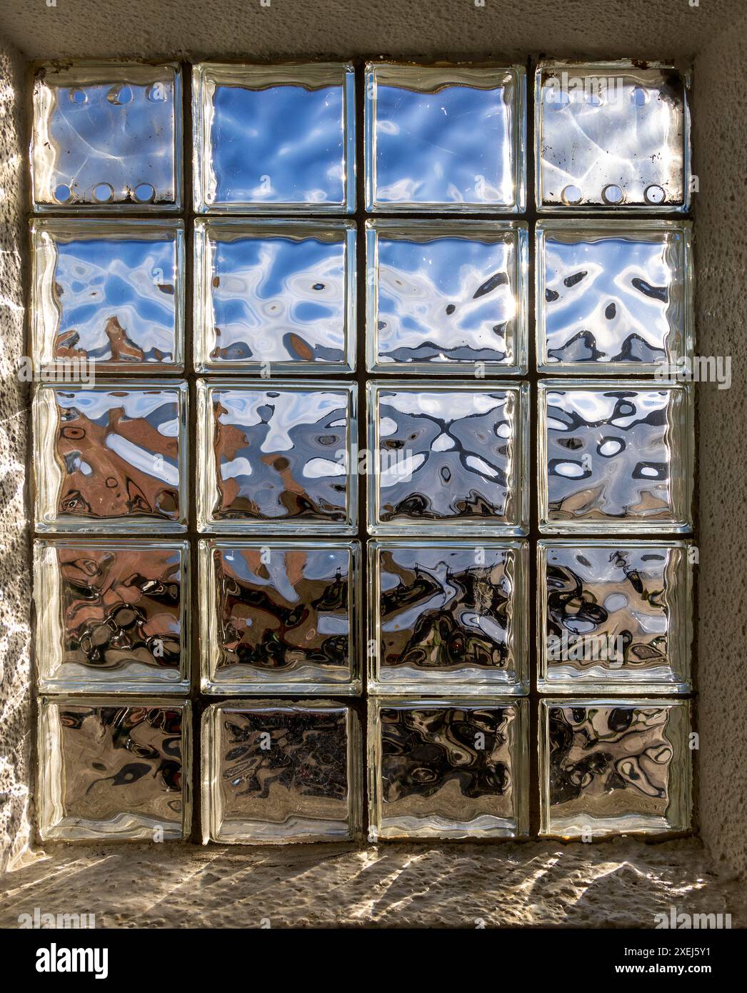 Glass brick window hi-res stock photography and images - Alamy