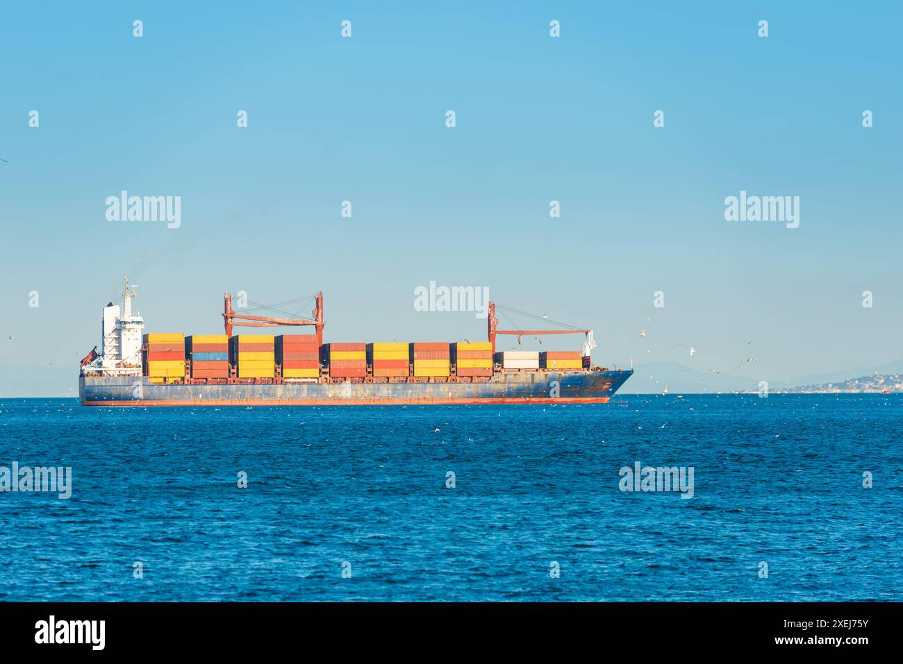 Large container vessels hi-res stock photography and images - Alamy