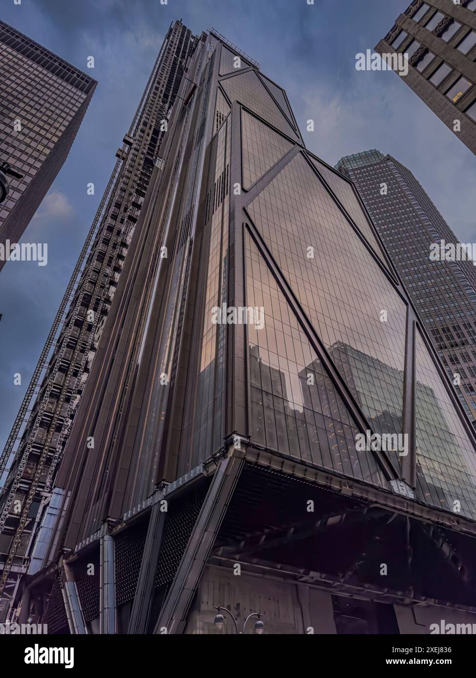 A low-angle view of the JPMorgan Chase headquarters at 270 Park Avenue ...