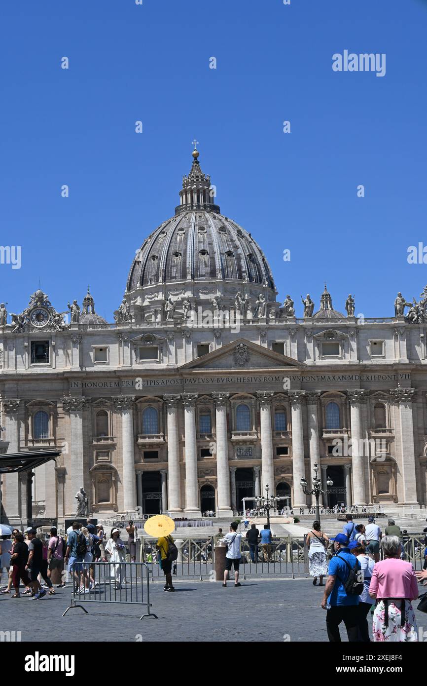 Gian lorenzo bernini basilica di san pietro in vaticano hi-res stock ...