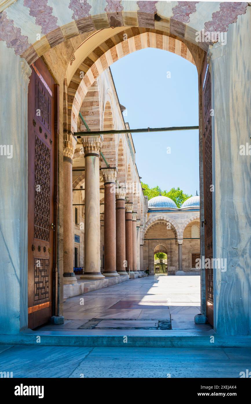 Mosque gate hi-res stock photography and images - Alamy