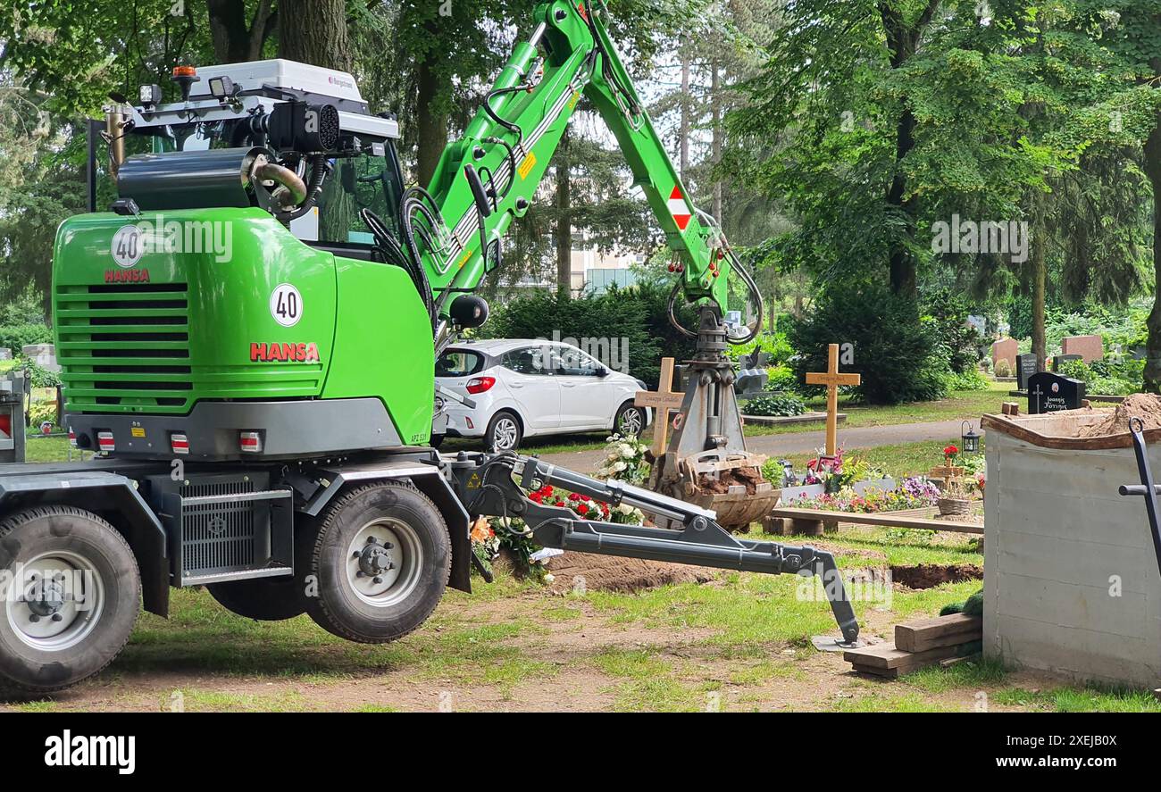 Grave filling in cemetery Stock Photo - Alamy