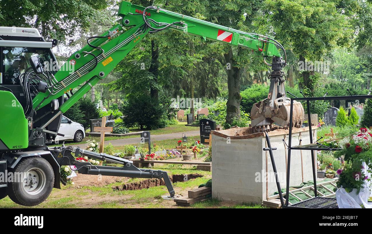 Grave digging hi-res stock photography and images - Alamy