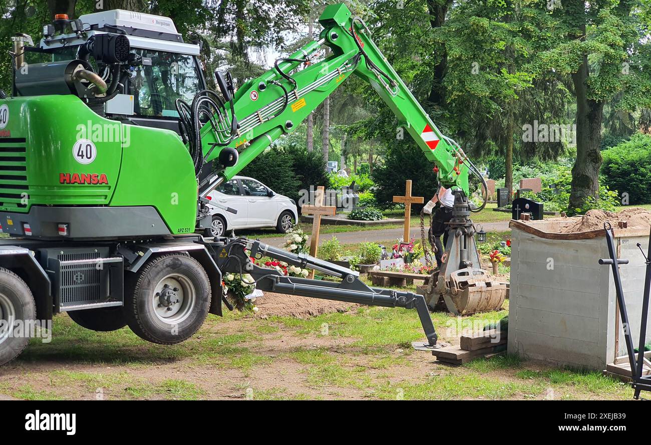 Grave digging hi-res stock photography and images - Alamy
