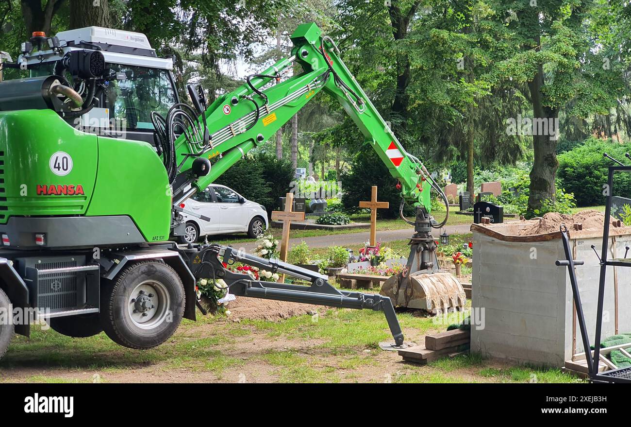 Grave digging hi-res stock photography and images - Alamy