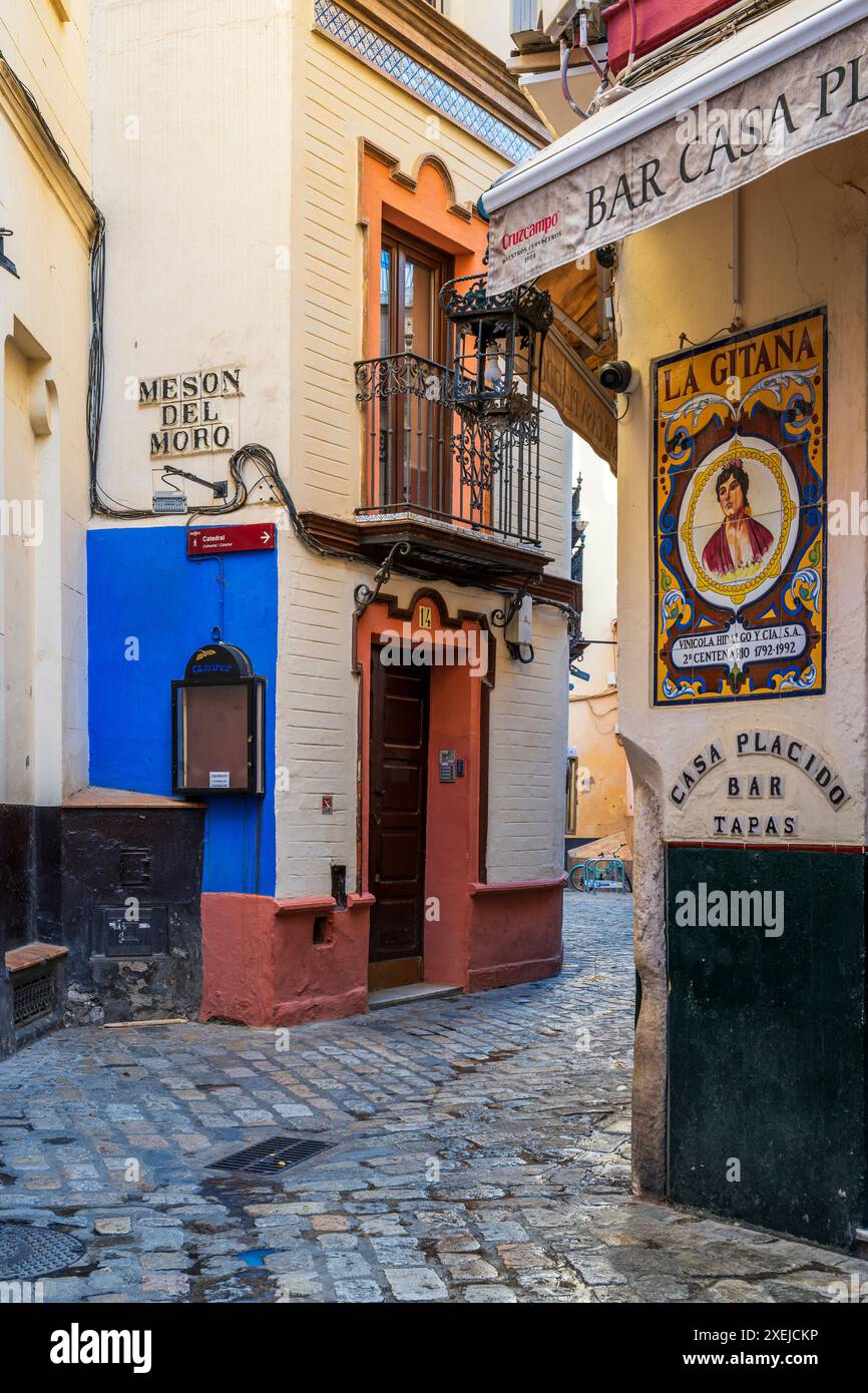 Corner street in seville hi-res stock photography and images - Alamy