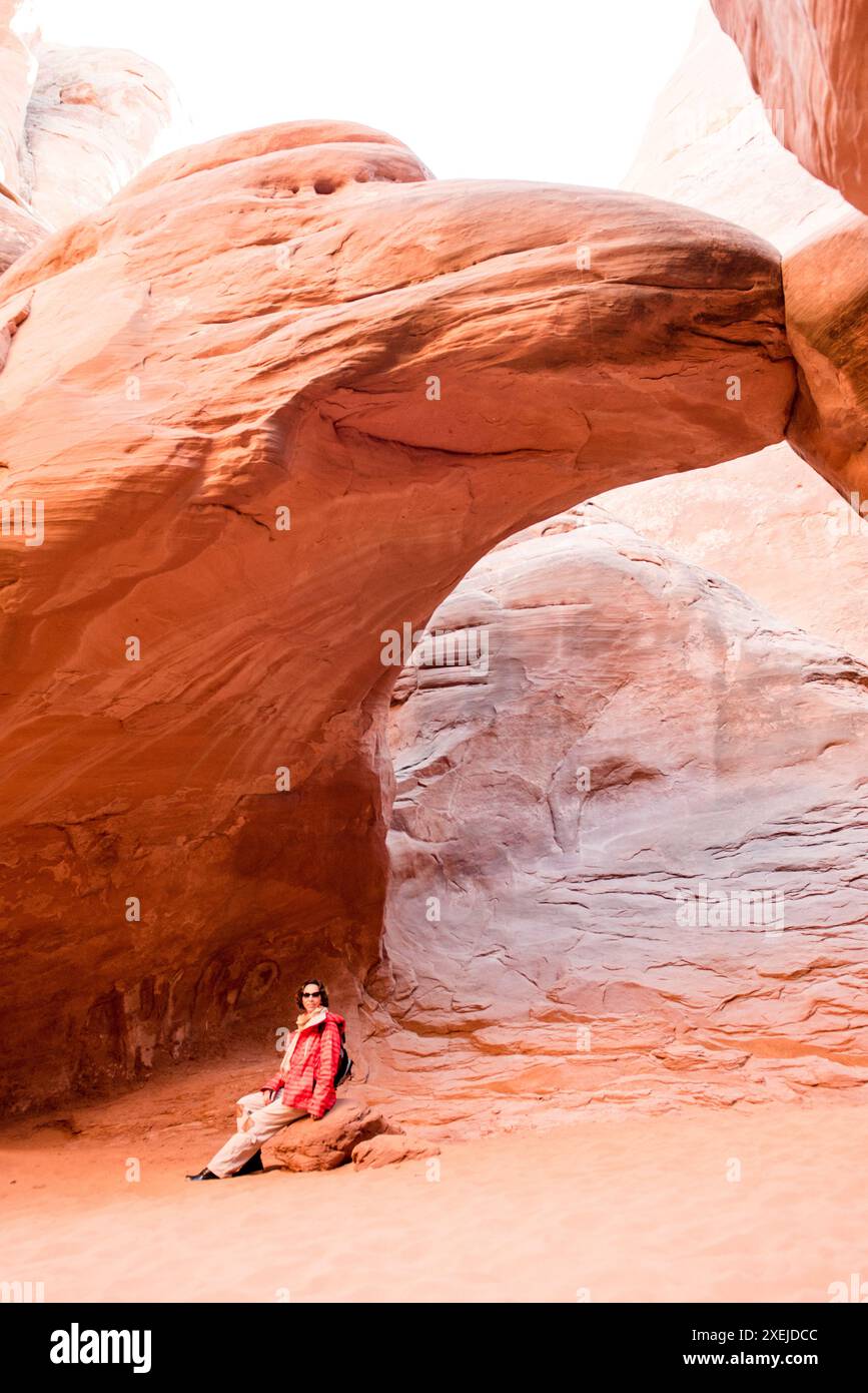 People sitting under arch hi-res stock photography and images - Alamy