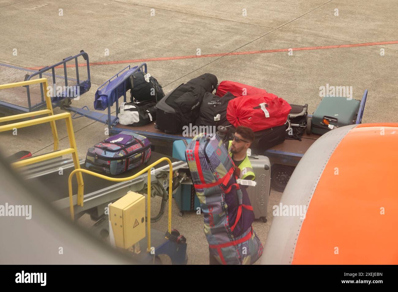 Gatwick airport baggage handlers hi-res stock photography and images ...