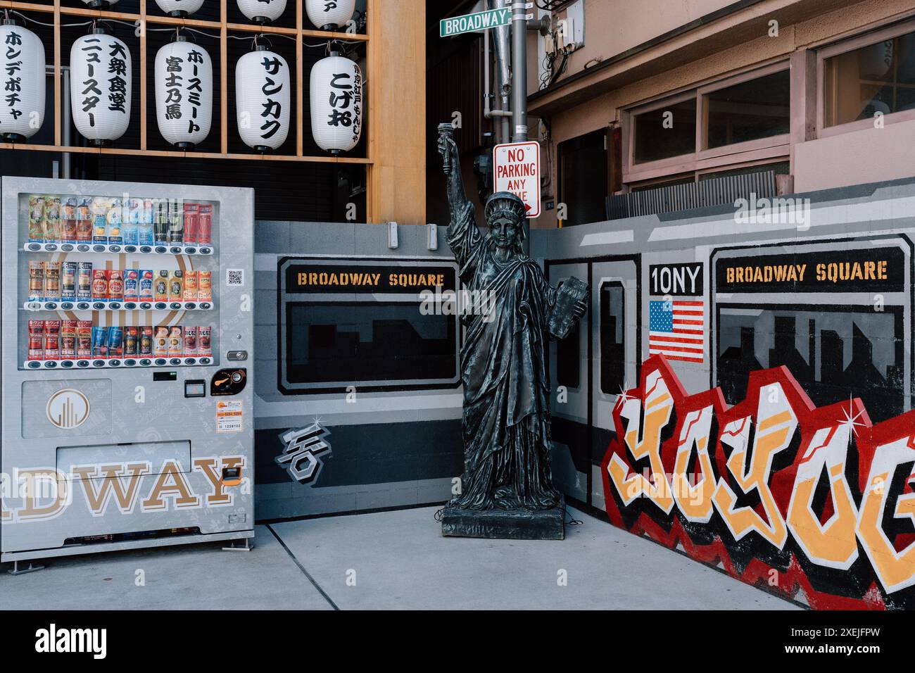 Broadway Square Statue of Liberty Stock Photo - Alamy