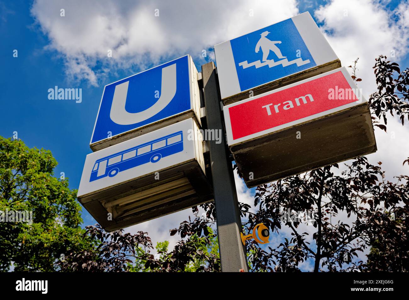 Unterwegs zum Öffentlichen Nahverkehr. Hinweistafel des MVV in München ...