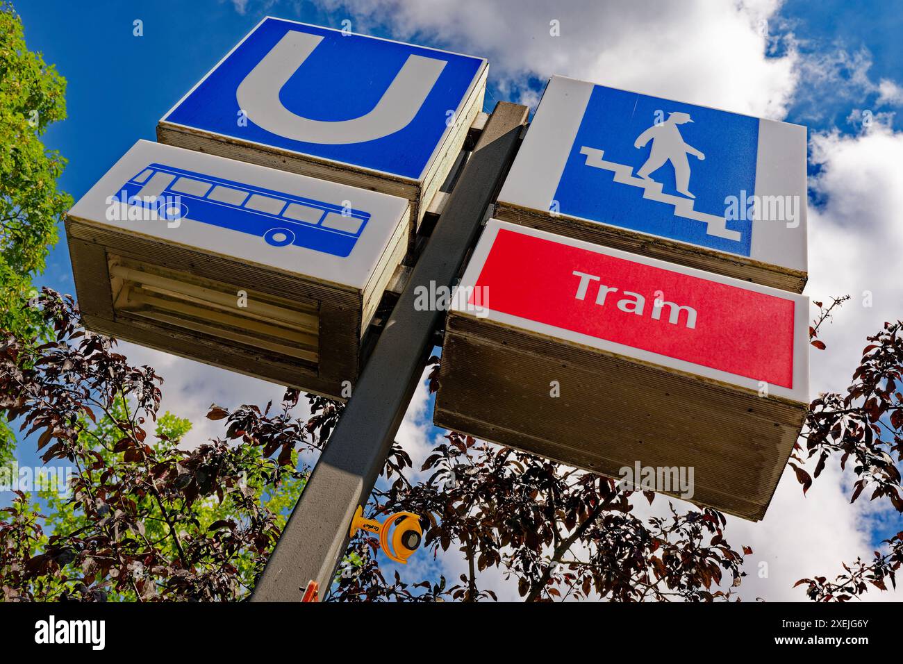 Unterwegs zum Öffentlichen Nahverkehr. Hinweistafel des MVV in München ...