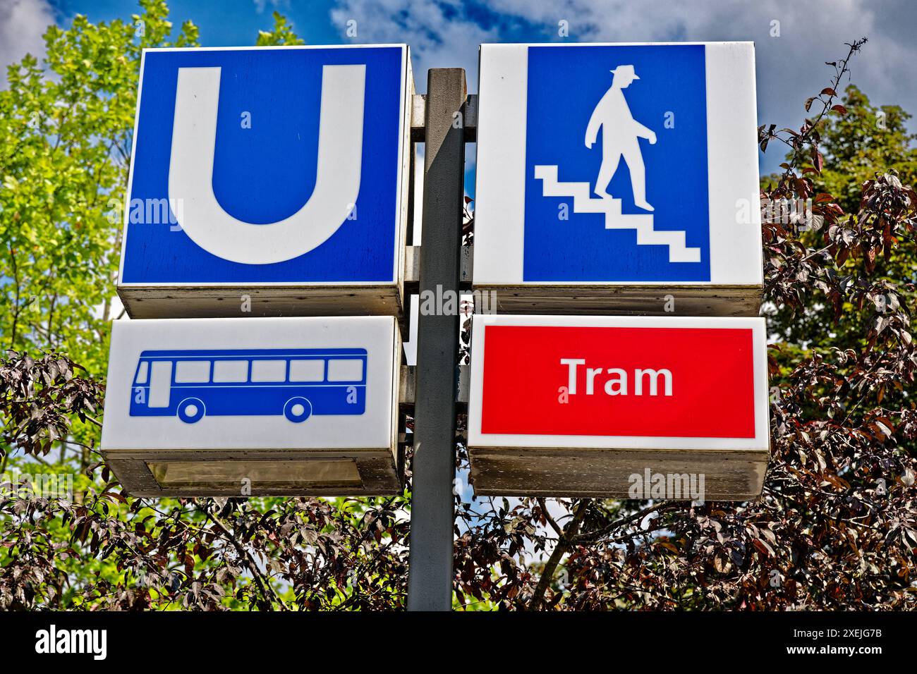 Unterwegs zum Öffentlichen Nahverkehr. Hinweistafel des MVV in München ...