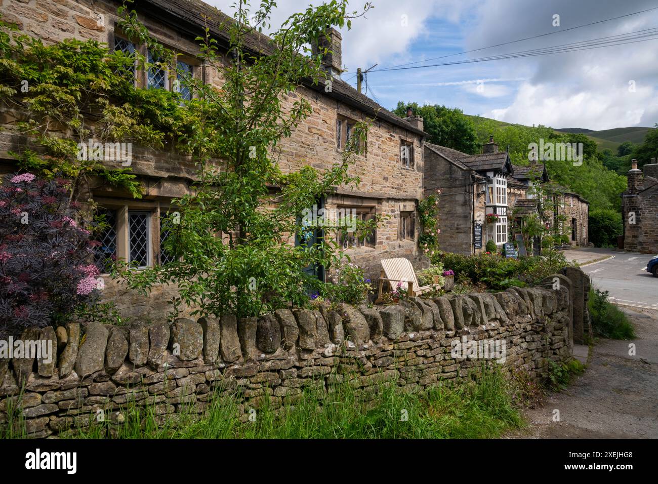 Old cottage and the Nags Head pub in Edale in the Peak District ...