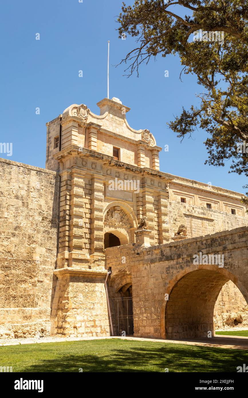 Entrance bridge and gate to Mdina, Malta Stock Photo - Alamy