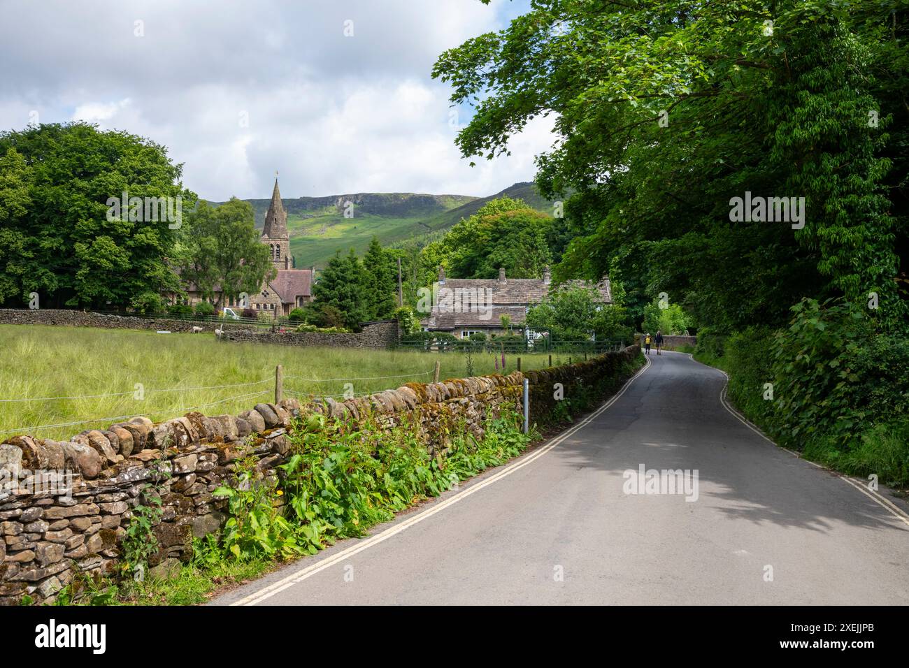 The village of Edale in the Peak District national park, Derbyshire ...